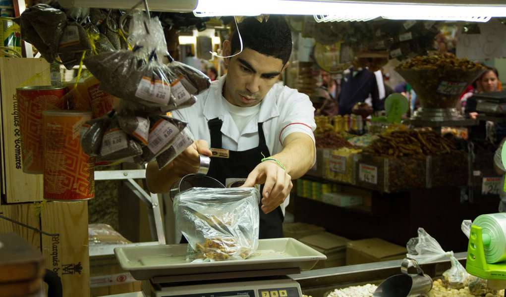 Emprego informal cai de 55% para 40% em dez anos - Brasil 247