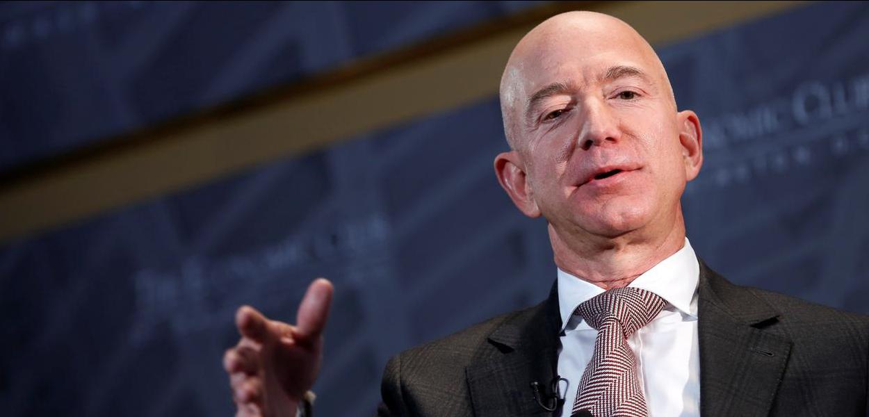 Homem que ganhou mais dinheiro durante a pandemia, Jeff Bezos doa US$ 2 ...