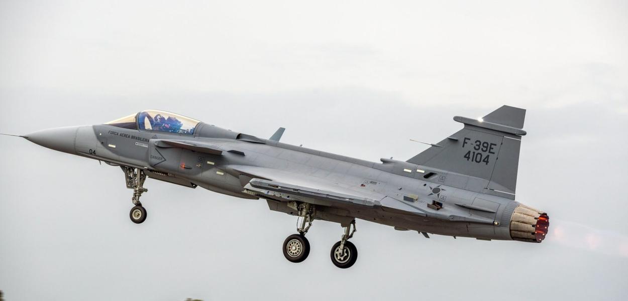 Após 16 anos, projeto sai do papel e caças F-39 Gripen entram em ...