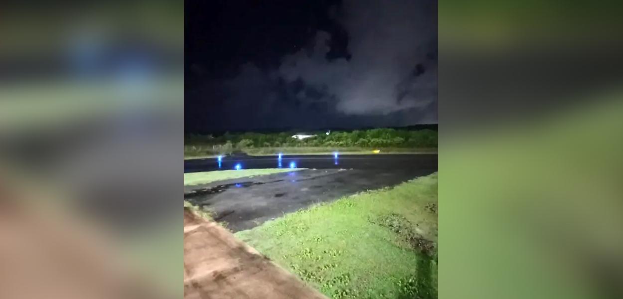 Susto: avião ultrapassa limite de pista e para em área de matagal em ...