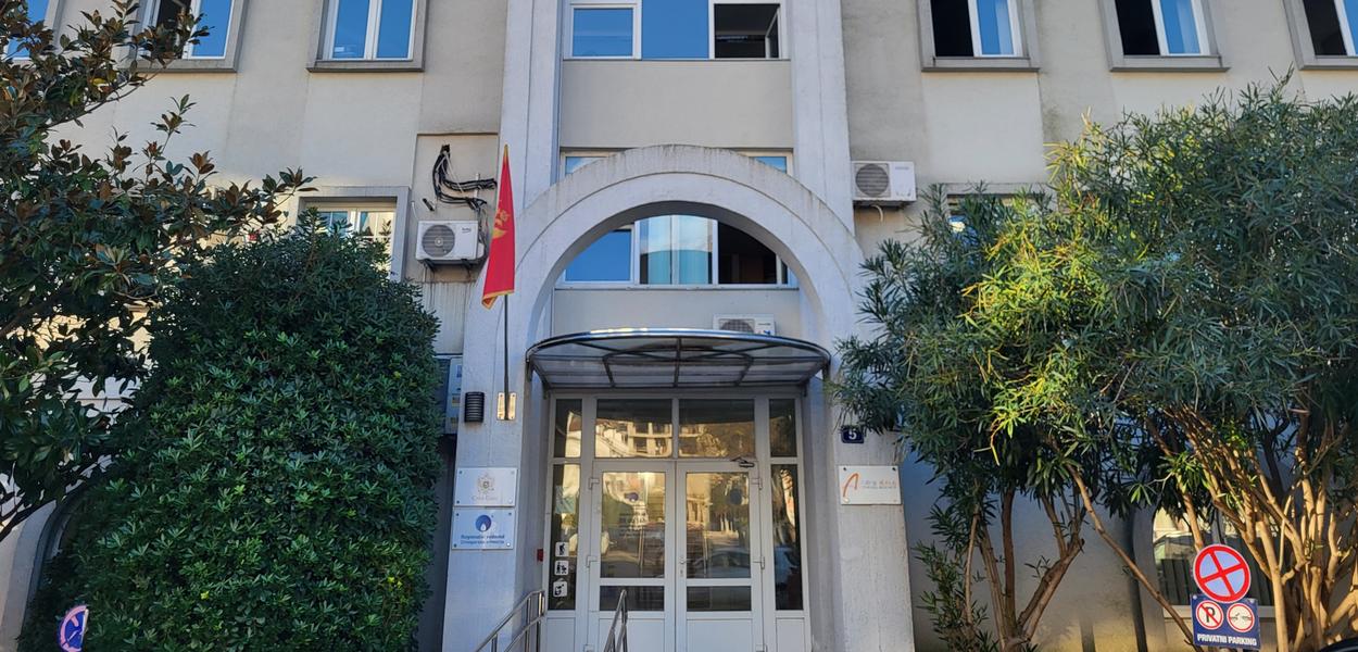 Zapošljeni tvrde da je „ispod žita“ dogovoreno da Lakušić ostane na ...