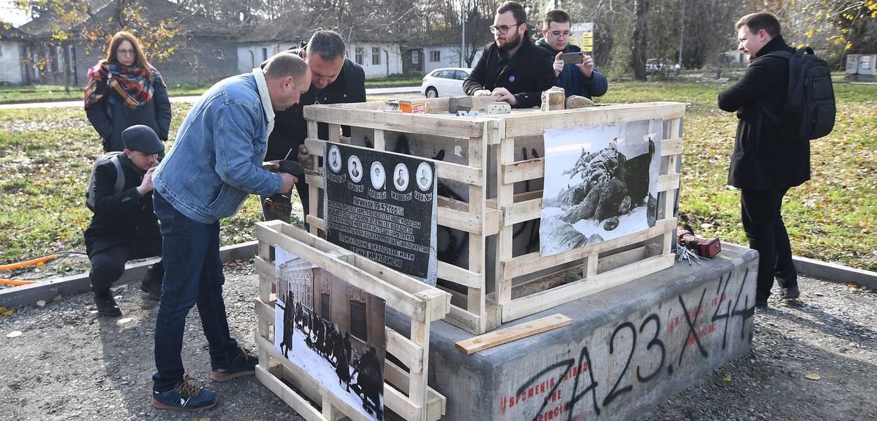 Fotografije iz Novosadske racije na postamentu budućeg spomenika
