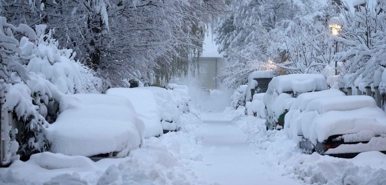 Nemačka: Jake snežne padavine; U Minhenu otkazano 320 letova (FOTO/VIDEO)