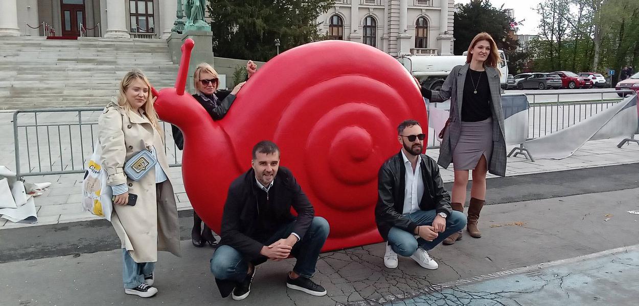 Performans pokreta Kreni-promeni ispred Skupštine: Velika figura puža ...