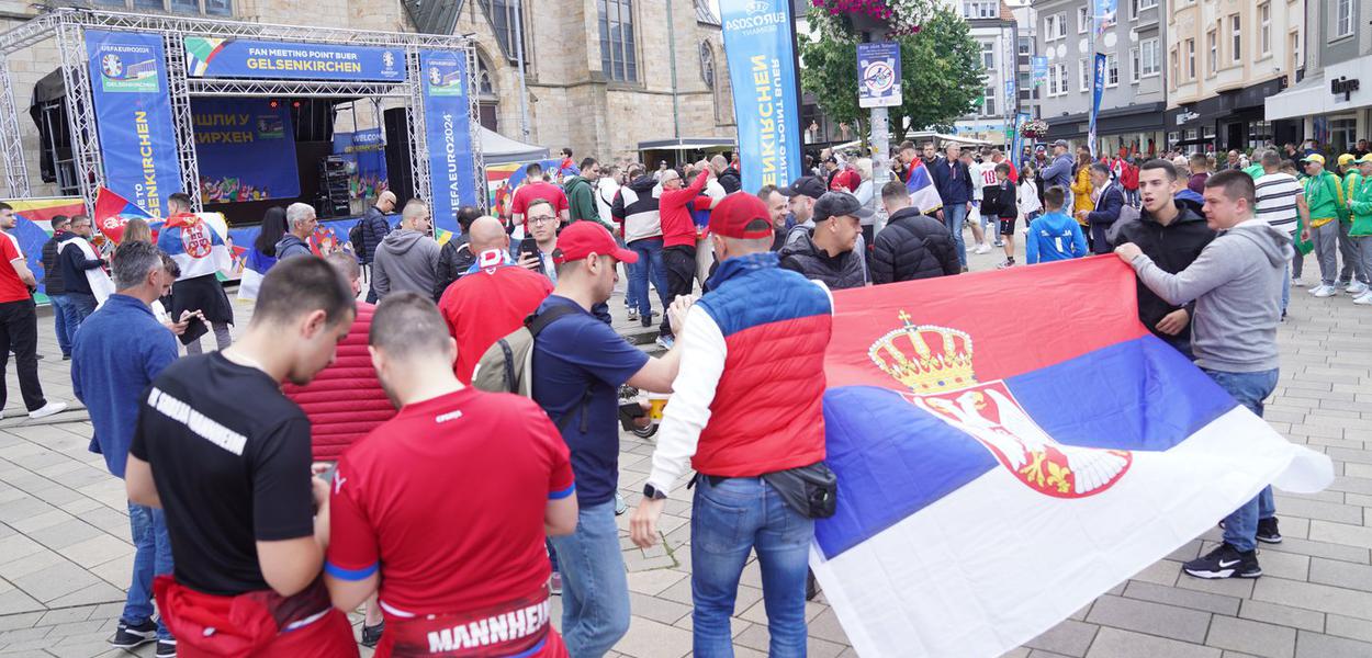 UEFA upozorila srpske navijače da mogu da unose samo zvanične zastave ...