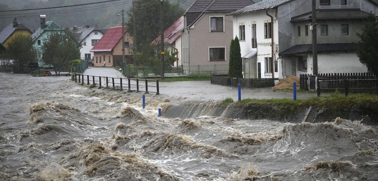 Poplave u srednjoj Evropi, vetar čupa drveće, raste vodostaj reka